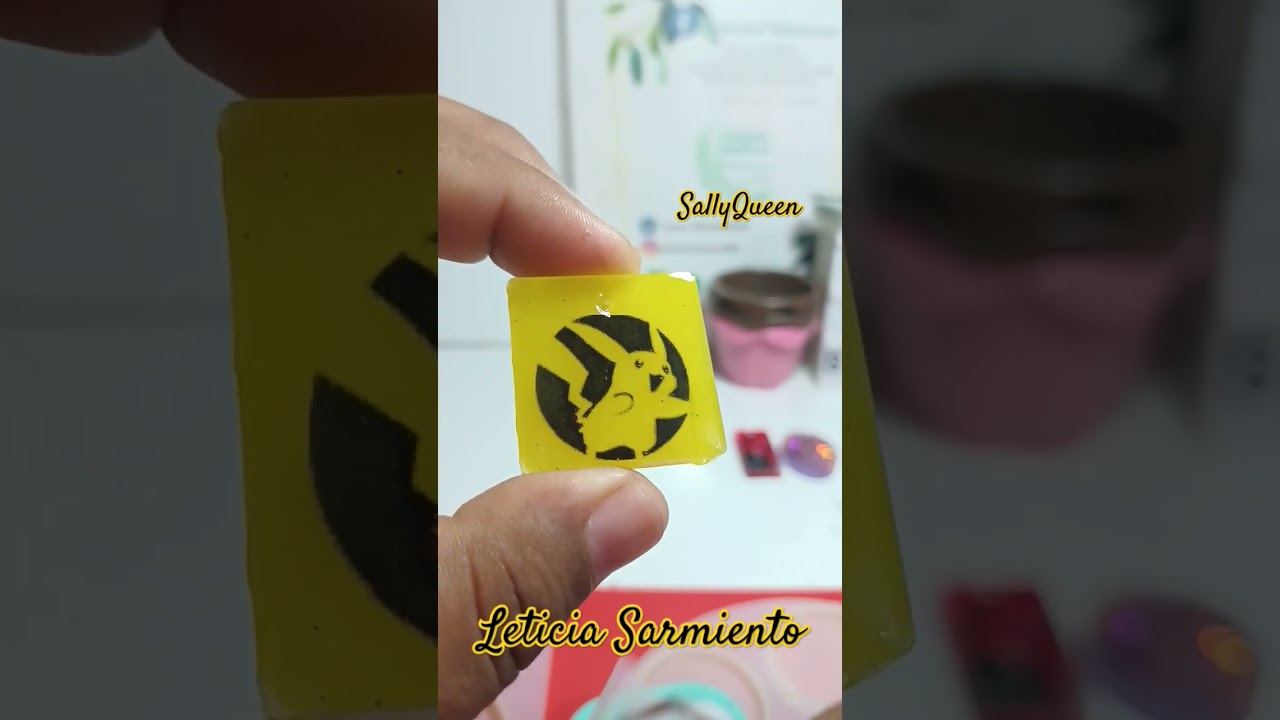 Acetato Pikachu Encapsulado en Resina.Tip:Usar pegamento blanco como si ...